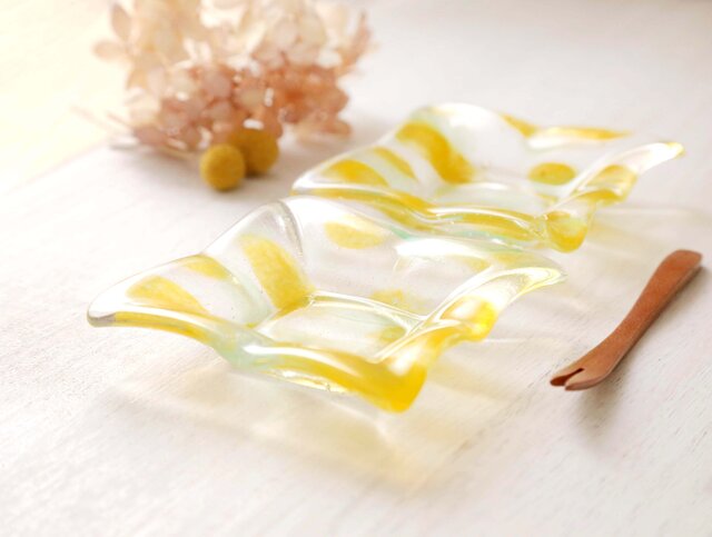 ガラスの花形絵付け小鉢 「Yellow Flower」 | iichi 日々の暮らしを心地よくするハンドメイドやアンティークのマーケットプレイス