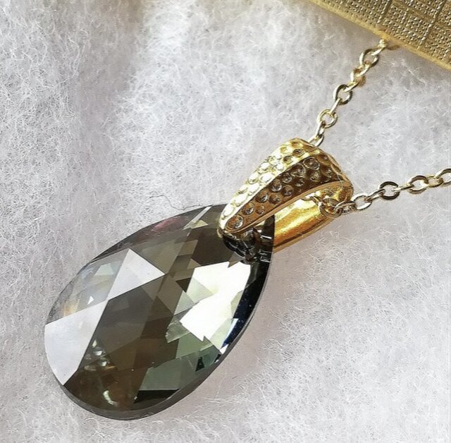 【稀少 大粒 オーストリア製 スワロフスキ― クリスタルイリデセントグリーン 28mm 雫のネックレス】 | iichi ハンドメイド・クラフト作品・手仕事品の通販