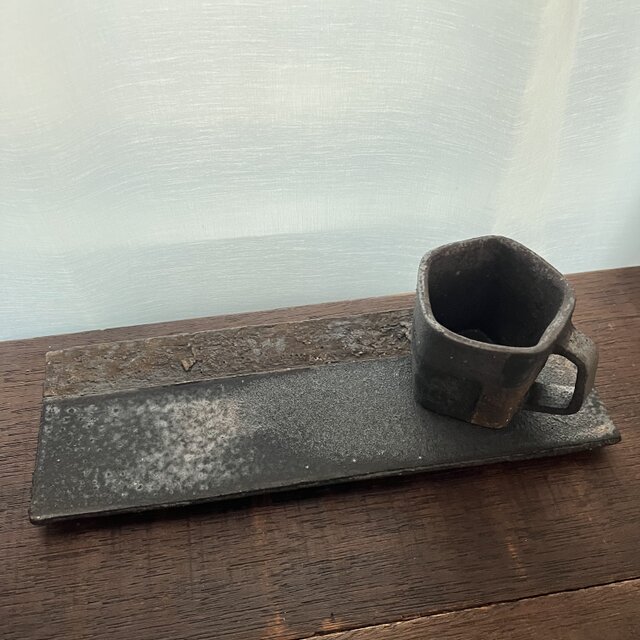 黒釉&黒泥彩 「紬帯」板皿 (geometrical pattern-1) | iichi ハンドメイド・クラフト作品・手仕事品の通販