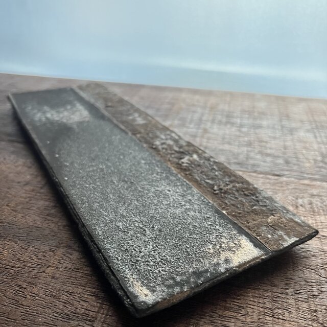 黒釉&黒泥彩 「紬帯」板皿 (geometrical pattern-1) | iichi ハンドメイド・クラフト作品・手仕事品の通販