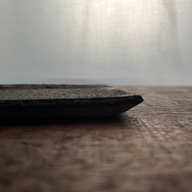 黒釉&黒泥彩 「紬帯」板皿 (geometrical pattern-1) | iichi ハンドメイド・クラフト作品・手仕事品の通販