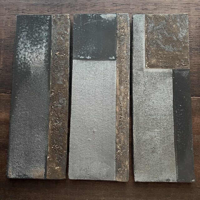 黒釉&黒泥彩 「紬帯」板皿 (geometrical pattern-2) | iichi ハンドメイド・クラフト作品・手仕事品の通販