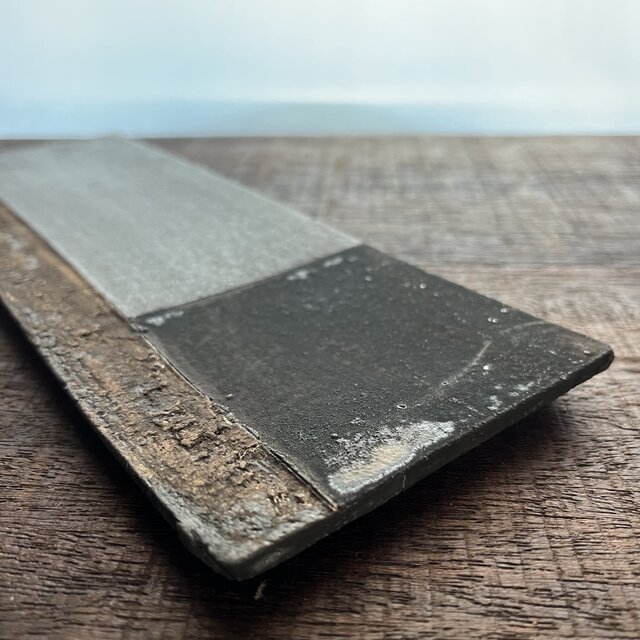 黒釉&黒泥彩 「紬帯」板皿 (geometrical pattern-2) | iichi ハンドメイド・クラフト作品・手仕事品の通販