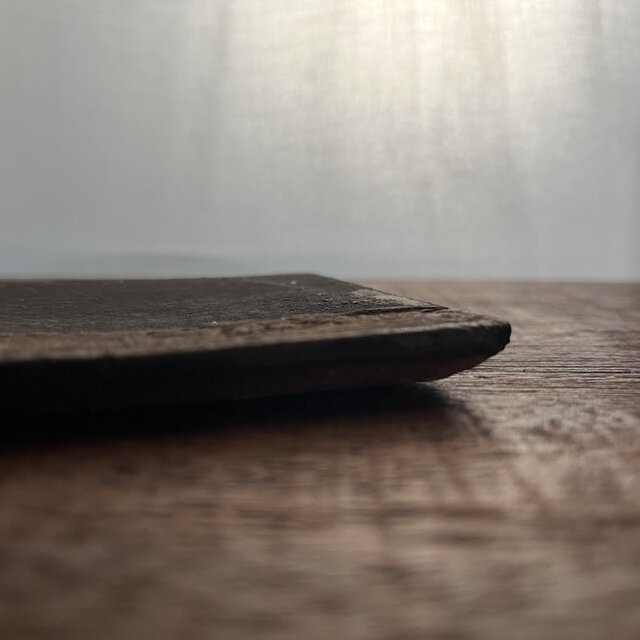 黒釉&黒泥彩 「紬帯」板皿 (geometrical pattern-2) | iichi ハンドメイド・クラフト作品・手仕事品の通販