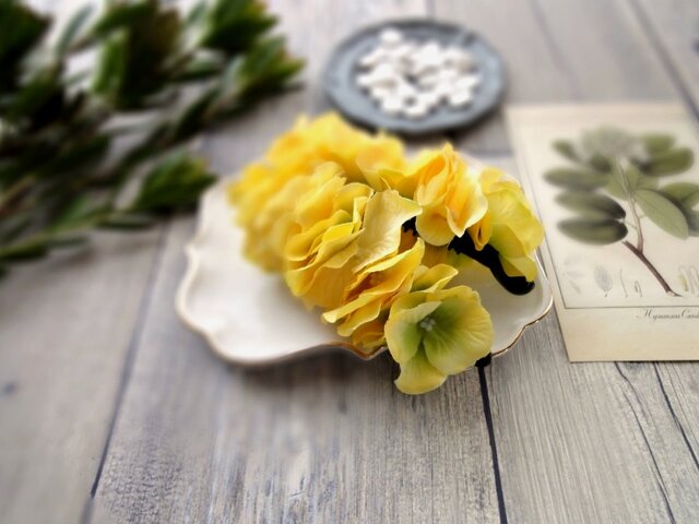 【10cmサイズのみ】バナナクリップ 濃密に花開く 紫陽花 #4 イエローグリーン | iichi 日々の暮らしを心地よくするハンドメイドやアンティークのマーケットプレイス