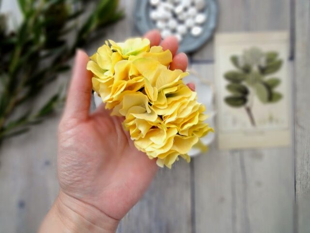 【10cmサイズのみ】バナナクリップ 濃密に花開く 紫陽花 #4 イエローグリーン | iichi 日々の暮らしを心地よくするハンドメイドやアンティークのマーケットプレイス