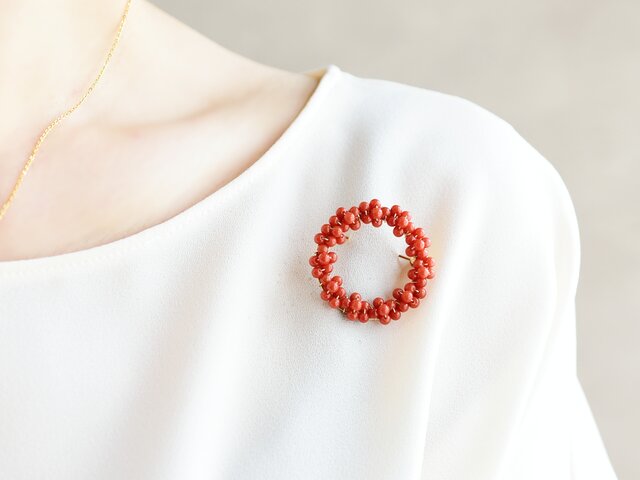 【リース ブローチ】天然色の本赤珊瑚・還暦祝いにも | iichi 日々の暮らしを心地よくするハンドメイドやアンティークのマーケットプレイス