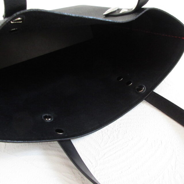 《牛革》コンチョ使いハンドソーイング・シュリンクレザー・ブラック・一枚革のミニトート・0405 | iichi ハンドメイド・クラフト作品・手仕事品の通販