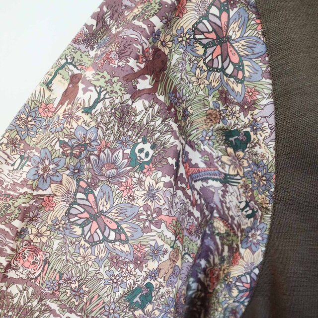 リバティ プレシャス・ジャングル・ドッグスのたっぷり袖のカットソー | iichi ハンドメイド・クラフト作品・手仕事品の通販