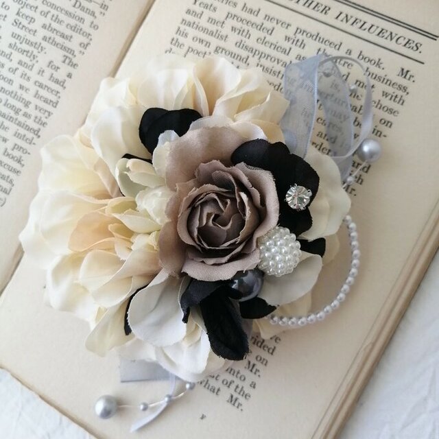ラッピング付き♡クリームホワイトダリアとチャコールローズのコサージュ 入学式 卒業式 | iichi ハンドメイド・クラフト作品・手仕事品の通販