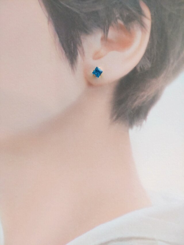 スクエアジルコニア「スカイブルートパーズ」14K ピアス | iichi 日々の暮らしを心地よくするハンドメイドやアンティークのマーケットプレイス
