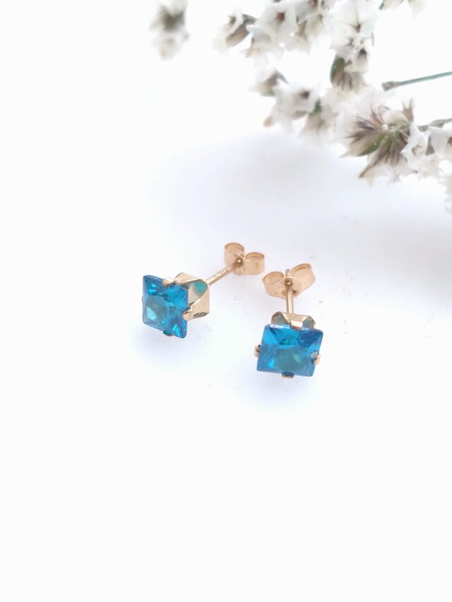 スクエアジルコニア「スカイブルートパーズ」14K ピアス | iichi 日々の暮らしを心地よくするハンドメイドやアンティークのマーケットプレイス