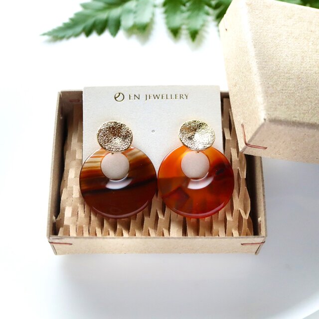 [Petite] 限定1点！ベッコウカラーのアゲートピアス【ダークブラウン】 | iichi - ハンドメイド・アンティーク・食品・ギフト・手作り