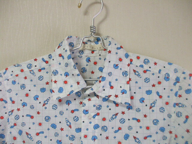 白地×宇宙柄プリント メンズ台衿付き半袖シャツ Lサイズ 綿100％ | iichi ハンドメイド・クラフト作品・手仕事品の通販