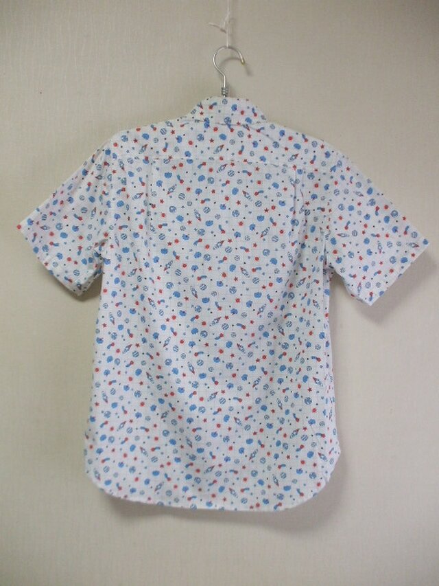 白地×宇宙柄プリント メンズ台衿付き半袖シャツ Lサイズ 綿100％ | iichi ハンドメイド・クラフト作品・手仕事品の通販