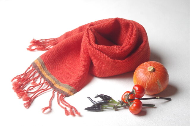 鮮やかなあかね色 あたたかなウール100％マフラー【002】ライン入り 幅約26㎝ ×長さ約184㎝ | iichi ハンドメイド・クラフト作品・手仕事品の通販