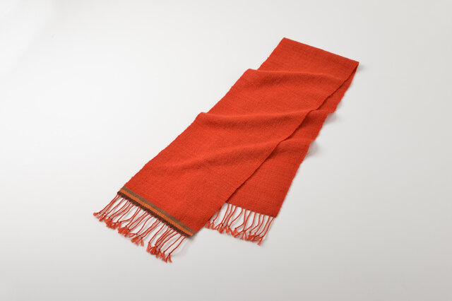 鮮やかなあかね色 あたたかなウール100％マフラー【002】ライン入り 幅約26㎝ ×長さ約184㎝ | iichi ハンドメイド・クラフト作品・手仕事品の通販