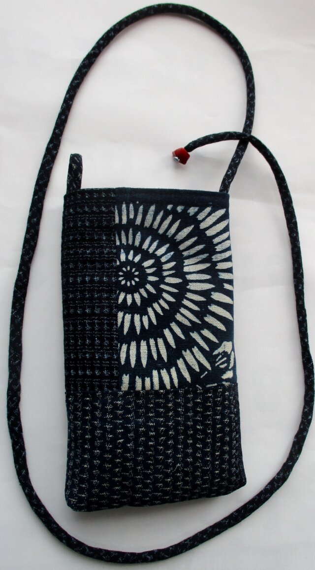 6652 型染めと男絣で作ったスマホショルダー #送料無料 | iichi ハンドメイド・クラフト作品・手仕事品の通販