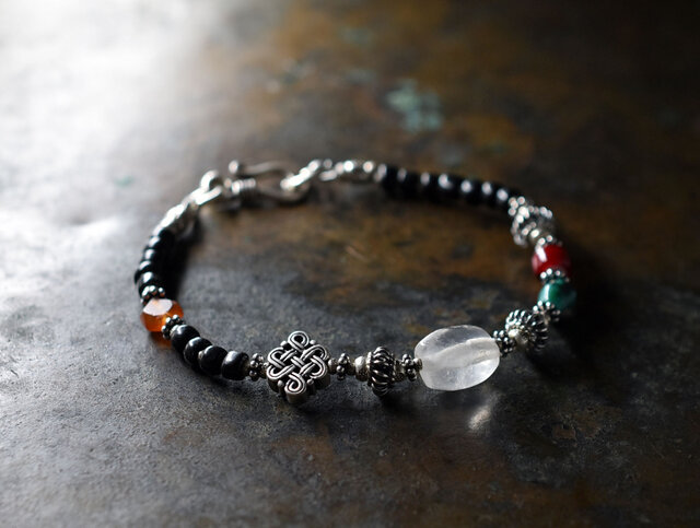 古代水晶とエンドレスノット、oldチベタンターコイズ、血赤ホワイトハーツ、古代カーネリアン、漆黒ビーズのブレス | iichi ハンドメイド・クラフト作品・手仕事品の通販