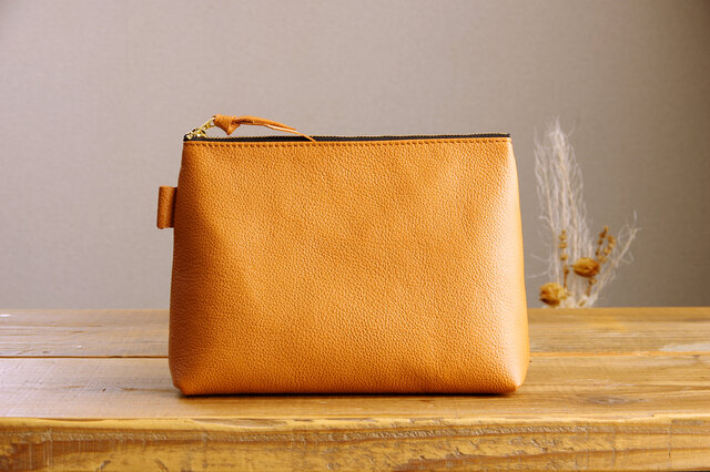 《LIONA》スクエアポーチ Large キャメル | iichi 日々の暮らしを心地よくするハンドメイドやアンティークのマーケットプレイス