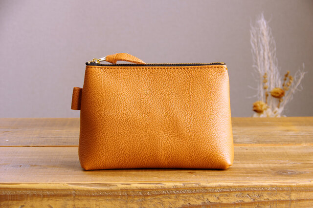 《LIONA》スクエアポーチ Regular キャメル | iichi 日々の暮らしを心地よくするハンドメイドやアンティークのマーケットプレイス