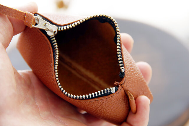 《LIONA》スクエアポーチ Mini ダークブラウン | iichi ハンドメイド・クラフト作品・手仕事品の通販