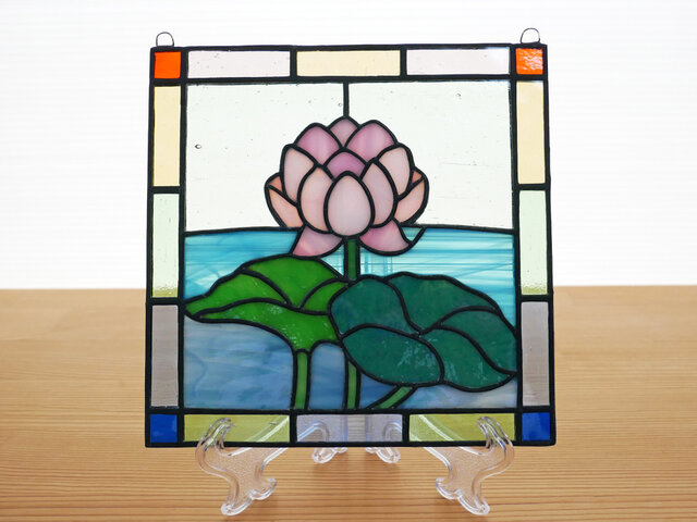 ステンドグラス ミニパネル 蓮 15cm | iichi 日々の暮らしを心地よくするハンドメイドやアンティークのマーケットプレイス