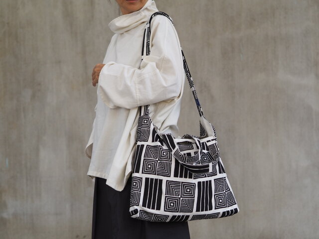 《秋の新作》木版プリント/4way総柄トートバッグ(A4対応サイズ) | iichi 日々の暮らしを心地よくするハンドメイドやアンティークのマーケットプレイス