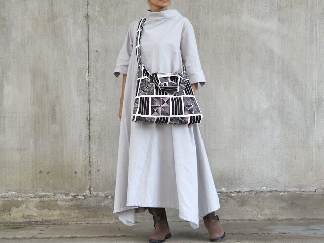 《秋の新作》木版プリント/4way総柄トートバッグ(A4対応サイズ) | iichi 日々の暮らしを心地よくするハンドメイドやアンティークのマーケットプレイス