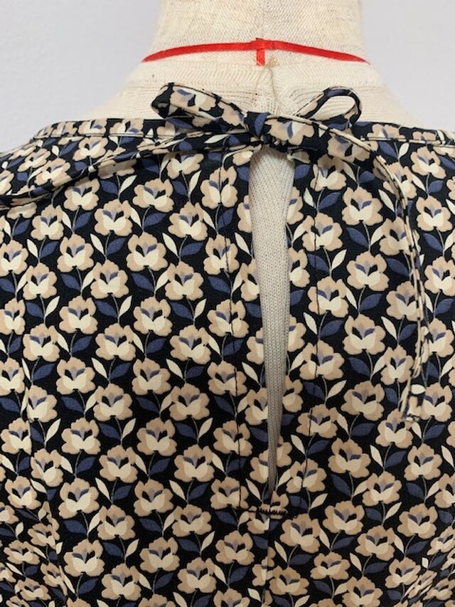 パフスリーブ・ワンピース・コットンブロード・小花柄/黒・日本製・綿100％ | iichi 日々の暮らしを心地よくするハンドメイドやアンティークのマーケットプレイス