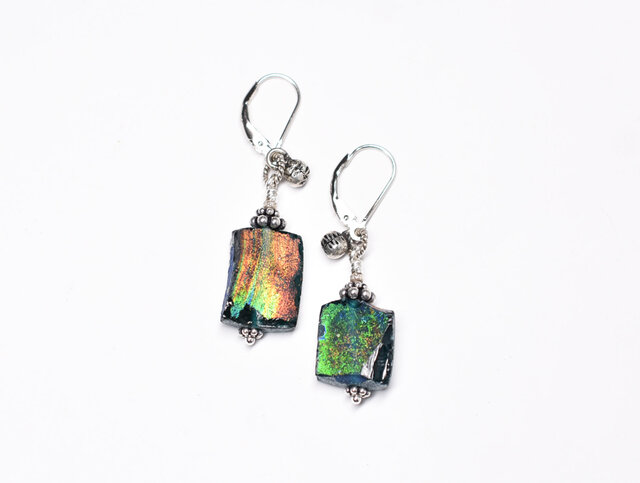ブルーグリーン玉虫色銀化ローマングラスと小さなインドシルバー鈴のピアス | iichi ハンドメイド・クラフト作品・手仕事品の通販