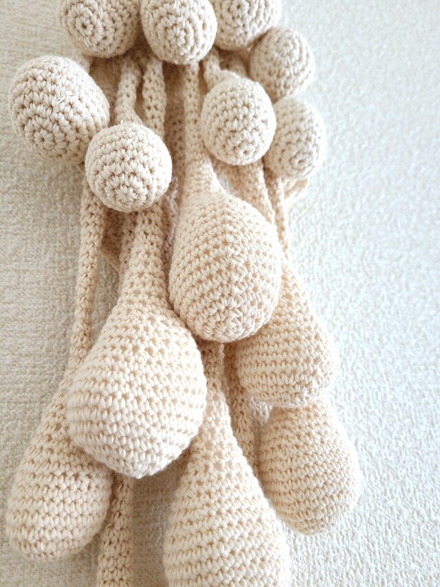 156.手編みの壁掛けオブジェ〈Drops〉 | iichi ハンドメイド・クラフト作品・手仕事品の通販