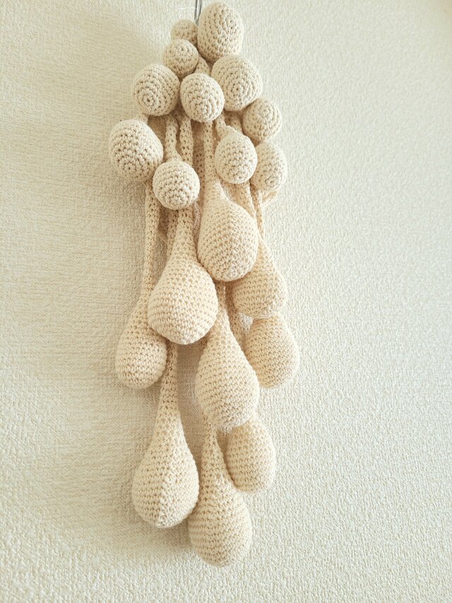 156.手編みの壁掛けオブジェ〈Drops〉 | iichi ハンドメイド・クラフト作品・手仕事品の通販