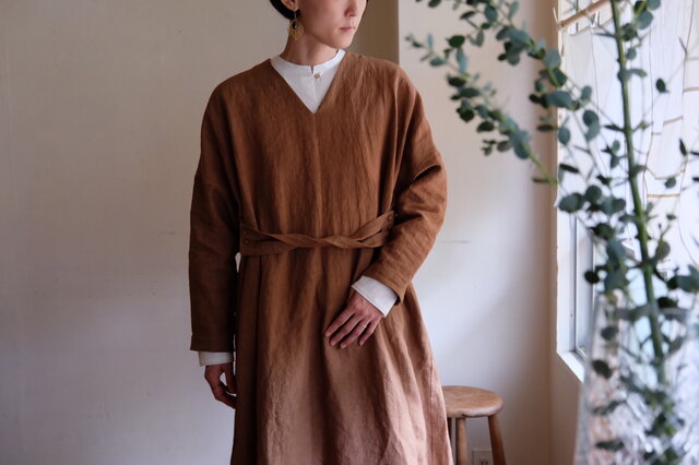 Vネックワンピース/長袖col.柿渋色 | iichi 日々の暮らしを心地よくするハンドメイドやアンティークのマーケットプレイス