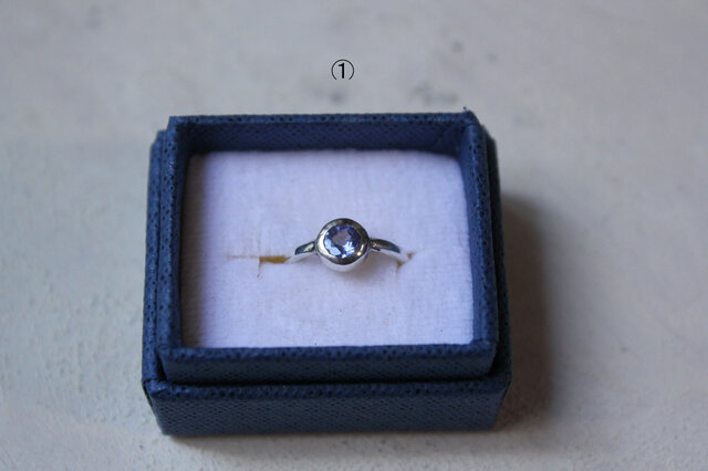 タンザナイトのイヤーカフ 12月の誕生石 silver | iichi 日々の暮らしを心地よくするハンドメイドやアンティークのマーケットプレイス