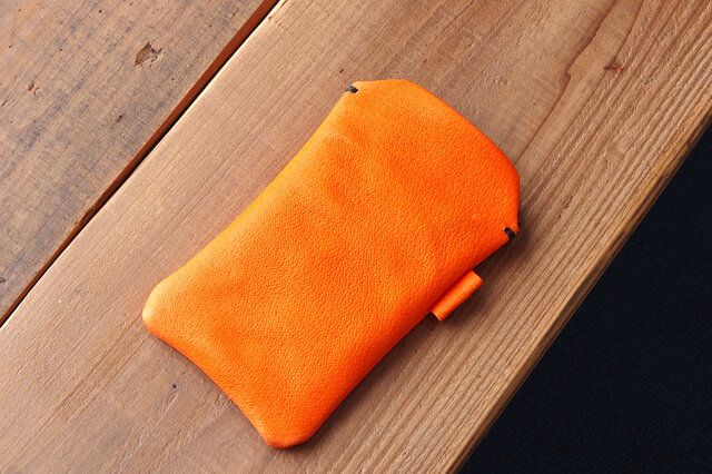 《RUSSETY》レザースリーブケース Regular iPhone・スマホケース キャロットオレンジ | iichi 日々の暮らしを心地よくするハンドメイドやアンティークのマーケットプレイス