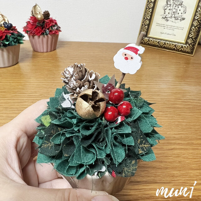 X'mas 布リースミニカップアレンジメント (緑サンタ/ブラウンカップ) | iichi ハンドメイド・クラフト作品・手仕事品の通販