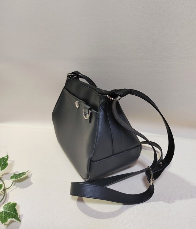 ブラックレザー（pvc）ミニマチ広ショルダーバッグ | iichi ハンドメイド・クラフト作品・手仕事品の通販