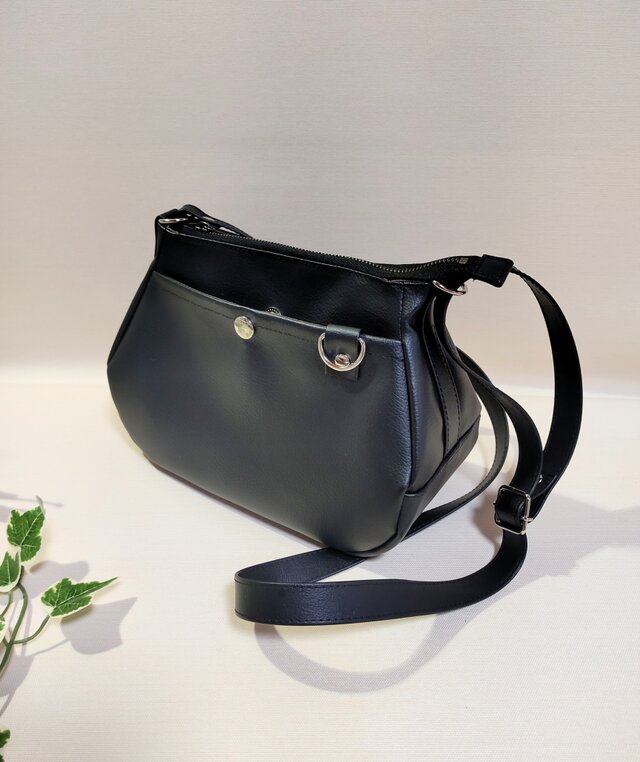 ブラックレザー（pvc）ミニマチ広ショルダーバッグ | iichi ハンドメイド・クラフト作品・手仕事品の通販