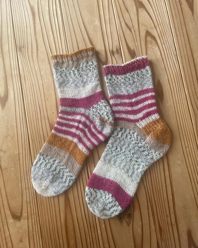 No.951 手編み靴下AKTION | iichi 日々の暮らしを心地よくするハンドメイドやアンティークのマーケットプレイス