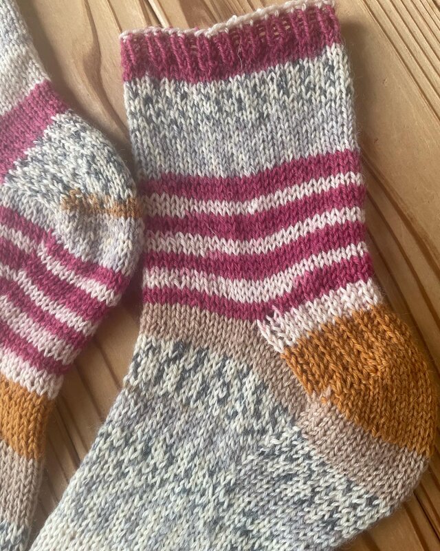 No.951 手編み靴下AKTION | iichi 日々の暮らしを心地よくするハンドメイドやアンティークのマーケットプレイス