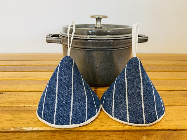 三角鍋つかみ★staub ストウブ ホーロー鍋★ミトン 鍋つかみ デニムリメイク | iichi 日々の暮らしを心地よくするハンドメイドやアンティークのマーケットプレイス