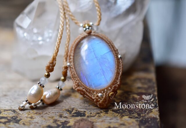 高貴な香り★レインボームーンストーン マクラメネックレス741 | iichi 日々の暮らしを心地よくするハンドメイドやアンティークのマーケットプレイス