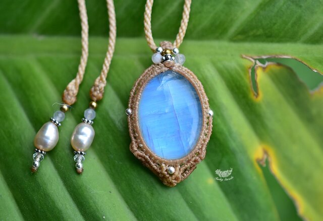 高貴な香り★レインボームーンストーン マクラメネックレス741 | iichi 日々の暮らしを心地よくするハンドメイドやアンティークのマーケットプレイス