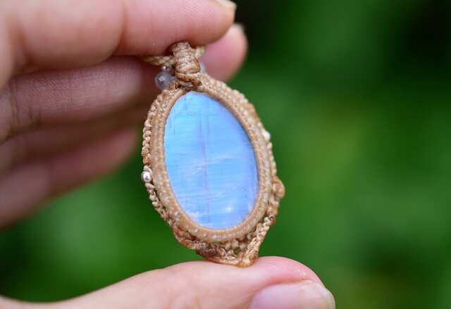 高貴な香り★レインボームーンストーン マクラメネックレス741 | iichi 日々の暮らしを心地よくするハンドメイドやアンティークのマーケットプレイス