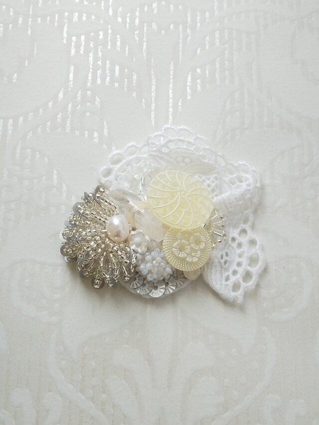 #286 刺繍ブローチ ホワイト＆シルバー | iichi ハンドメイド・クラフト作品・手仕事品の通販