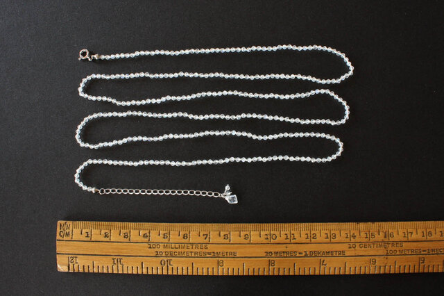 No. 199 98cm・ホワイトラブラドライトのネックレス（2mm） | iichi 日々の暮らしを心地よくするハンドメイドやアンティークのマーケットプレイス