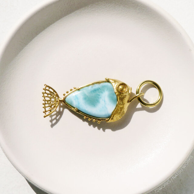 ラリマー フィッシュ チャーム / Larimar Fish charms | iichi 日々の暮らしを心地よくするハンドメイドやアンティークのマーケットプレイス