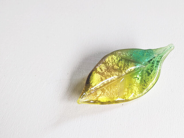 葉っぱのブローチ ちいさめサイズ(b16) | iichi ハンドメイド・クラフト作品・手仕事品の通販