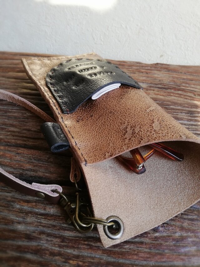 メガネケースホルダー ブラウン ブラック kudu leather | iichi ハンドメイド・クラフト作品・手仕事品の通販